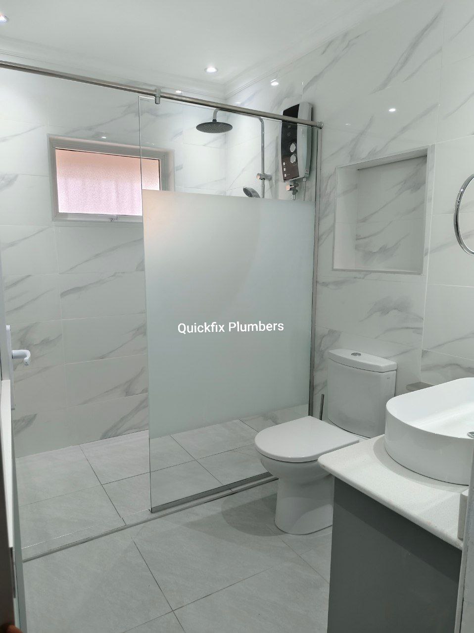 Quickfix Plumbers | Fixed panel walk-in shower screen